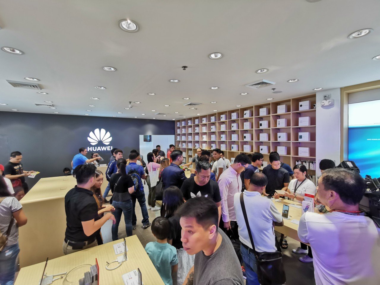 Huawei opens its 150th store in the Philippines - Jam Online | Tech ...